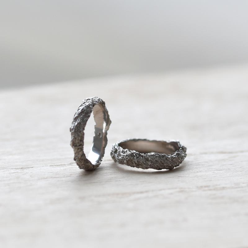 Goldene Eherringe mit ungleichmäßiger Oberfläche Zoenna | Eppi.de