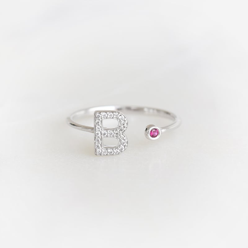 Ring mit Diamanten mit Buchstaben und Edelstein nach Wahl Armand | Eppi.de